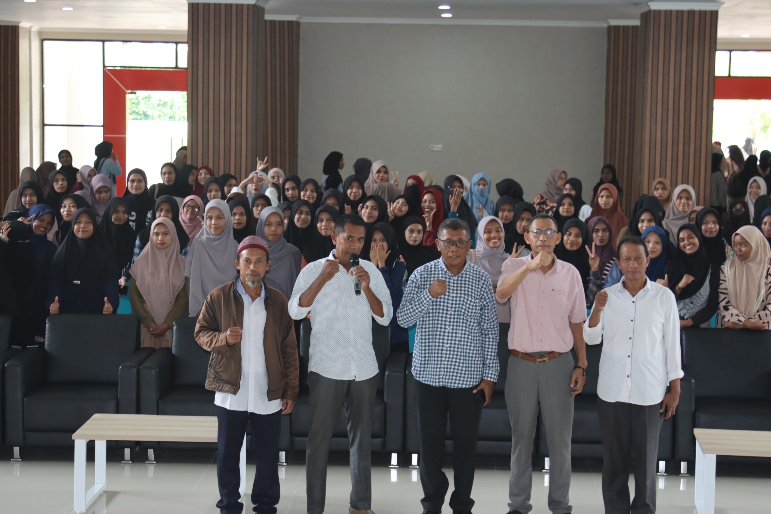 Rektor Gelar Rapat Bersama Mahasiswa Penerima Beasiswa KIP - ALMULUKNEWS.COM